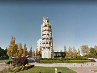 Dalla copia della Torre Pendente di Pisa a Niles nell'Illinois all ...