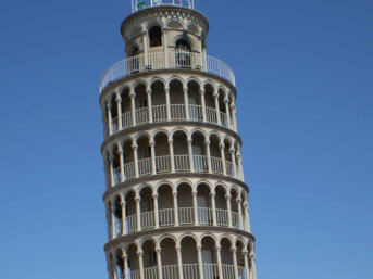 Dalla copia della Torre Pendente di Pisa a Niles nell'Illinois all ...