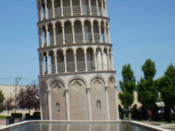 Dalla copia della Torre Pendente di Pisa a Niles nell'Illinois all ...